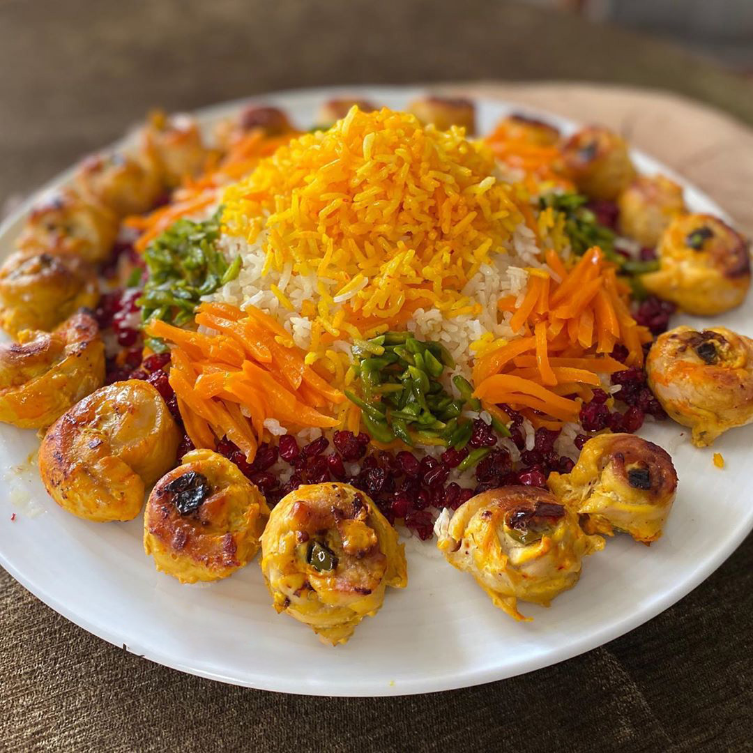 طرز تهیه هویج پلو مجلسی با مرغ با تزئین خلال پسته و بادام