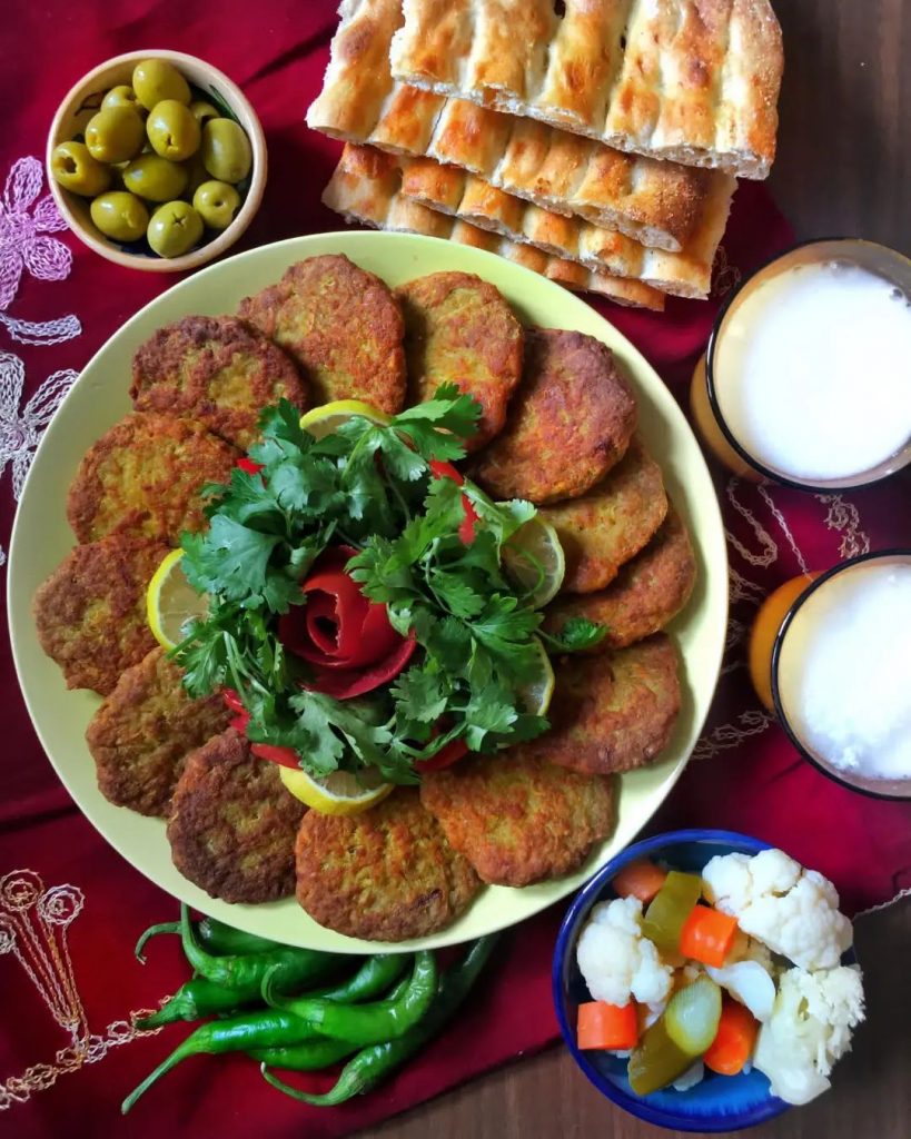 طرز تهیه کوکو سیب زمینی خام ساده و مجلسی با آرد سوخاری برای 4 نفر