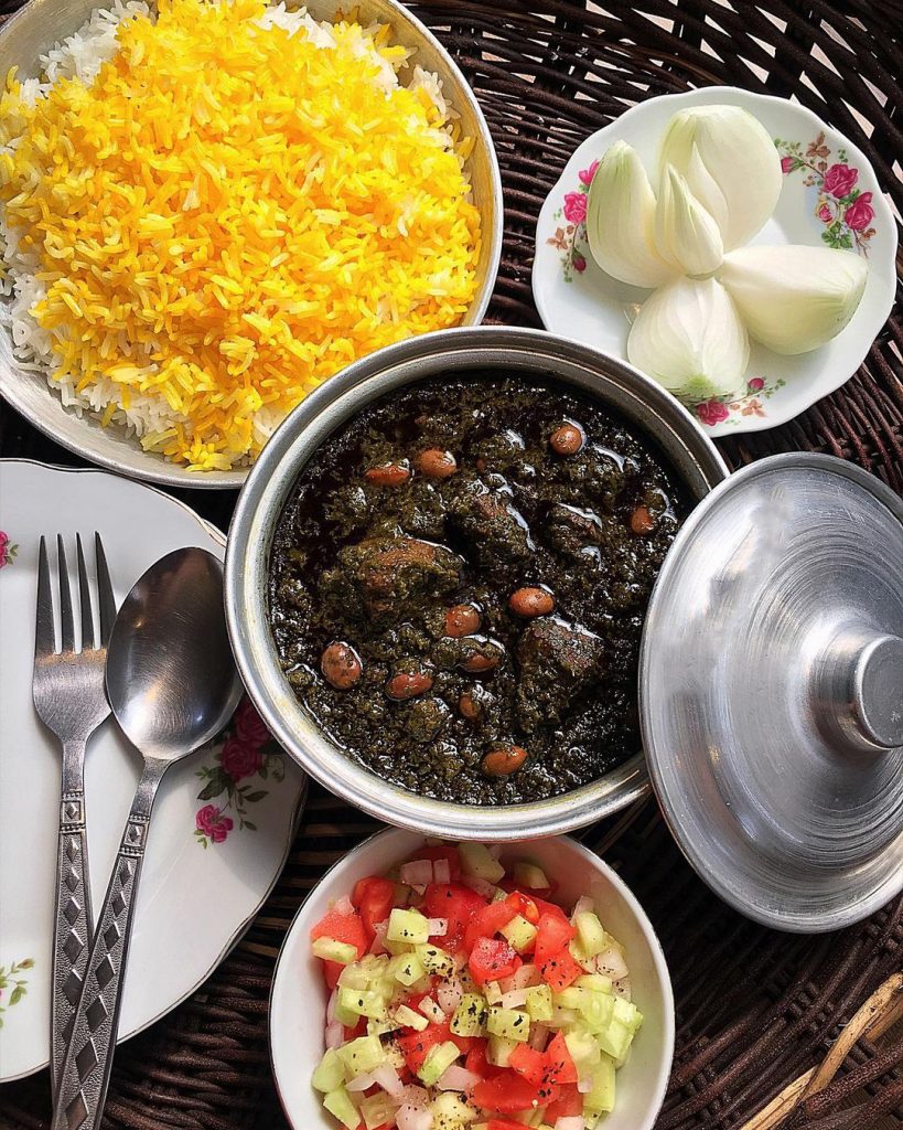 طرز تهیه خورش قورمه سبزی با لوبیا چشم بلبلی مجلسی و خوشمزه و لعاب دار با گوشت گوسفندی