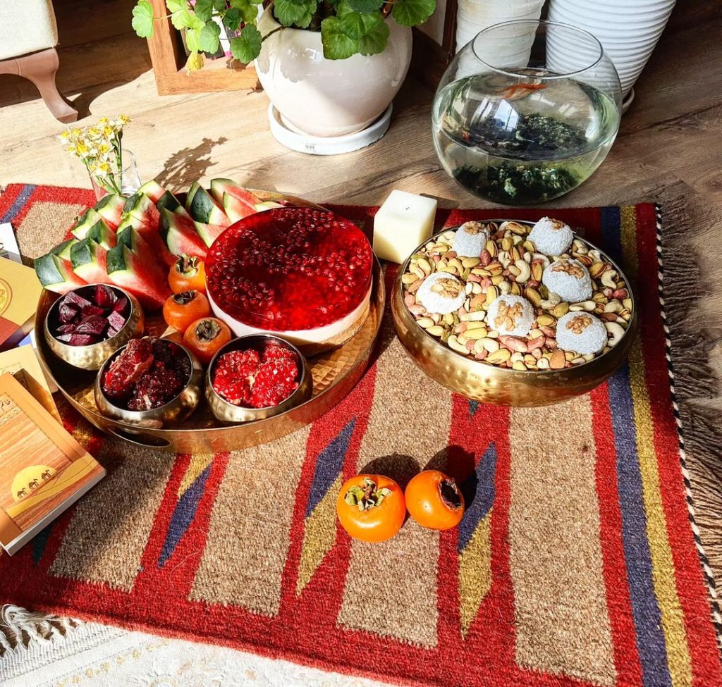 طرز تهیه چیز کیک انار یخچالی ساده و خوشمزه با بیسکویت ساقه طلایی برای